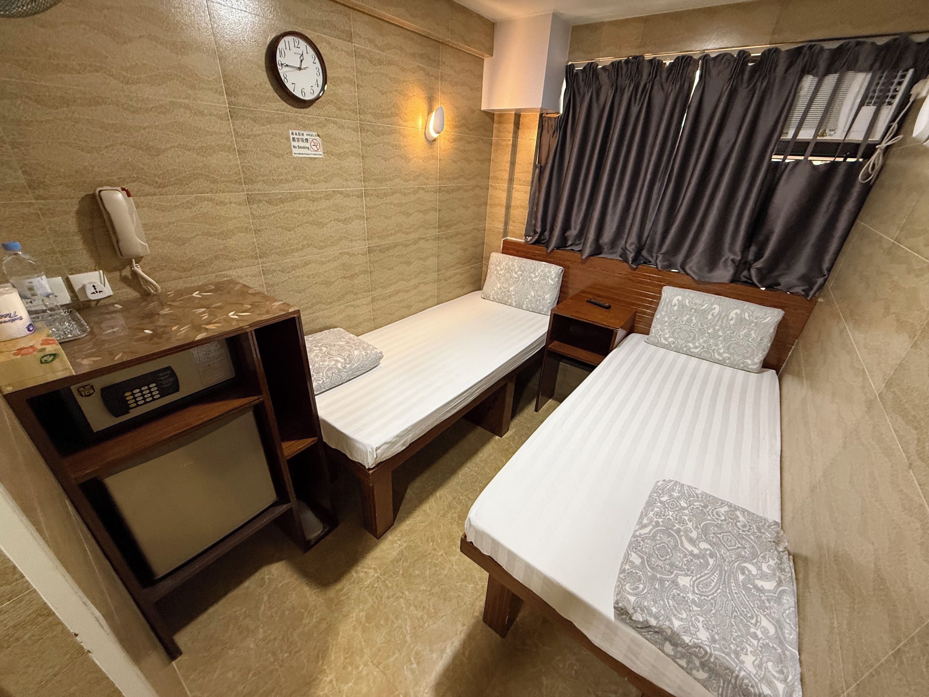 Quarto Twin | Cofre com capacidade para portátil, cortinas/cortinados opacos 