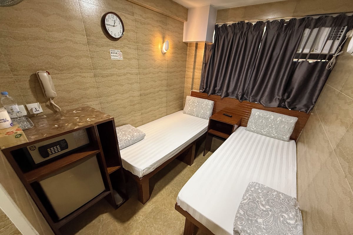 Quarto Twin | Cofre com capacidade para portátil, cortinas/cortinados opacos