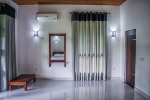 1 quarto, cofre no quarto, secretária, quartos insonorizados 