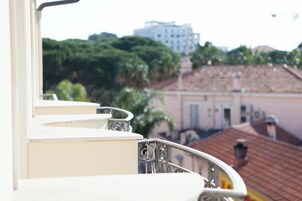 Cofres nos quartos, escrivaninha, quartos à prova de som