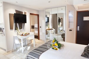 Apartamento superior | Cofres nos quartos, escrivaninha, quartos à prova de som