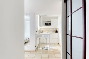 Apartamento clássico | Cozinha privada | Geladeira, micro-ondas, cooktop, cafeteira/chaleira