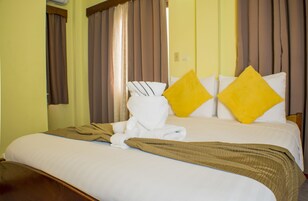 Deluxe Triple Room, 1 Double Bed, 1 Single Bed, Non Smoking | Roupas de cama premium, cofres nos quartos, cortinas blackout