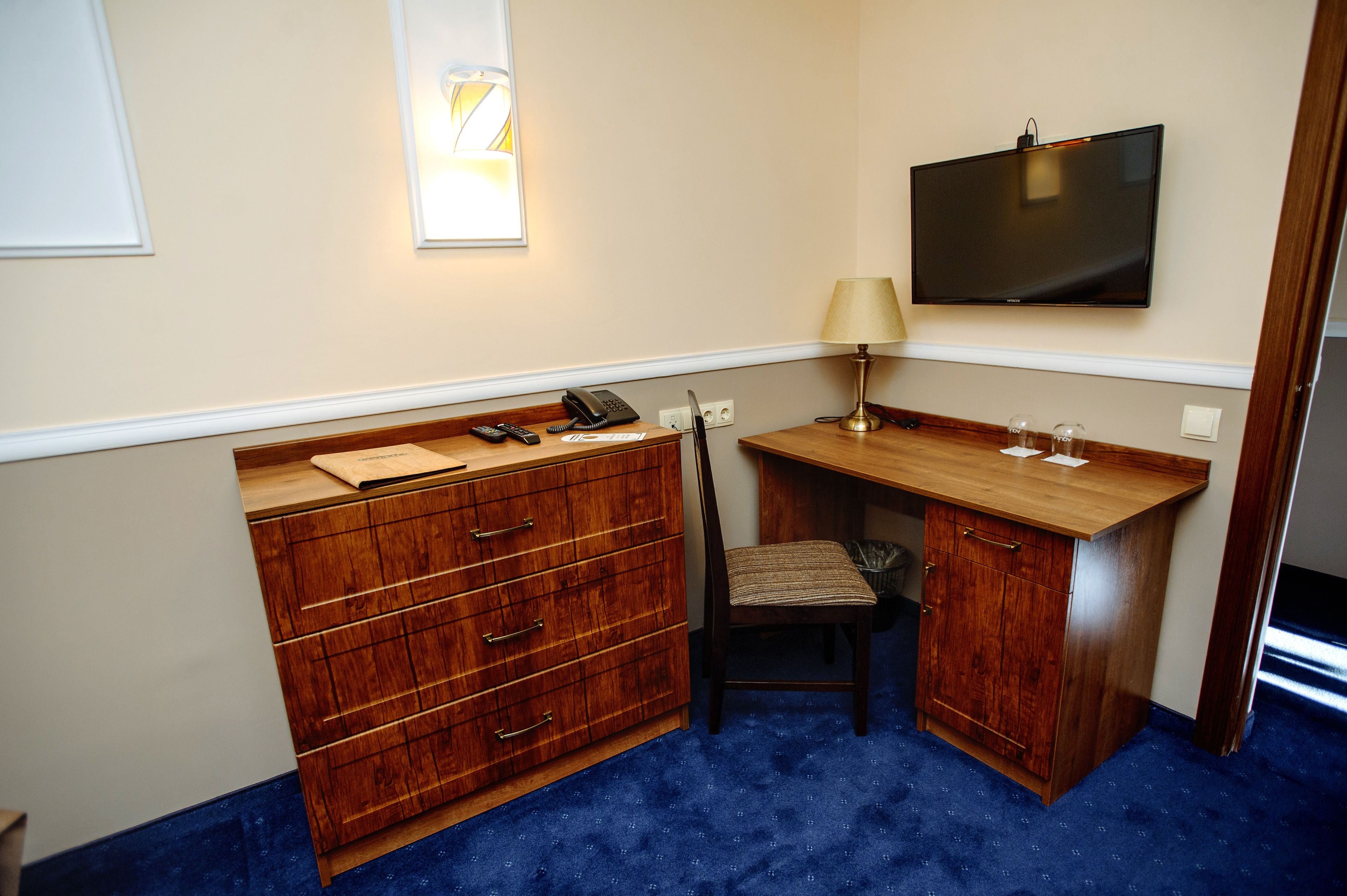 Roupa de alta qualidade, minibar, cofre no quarto, secretária 