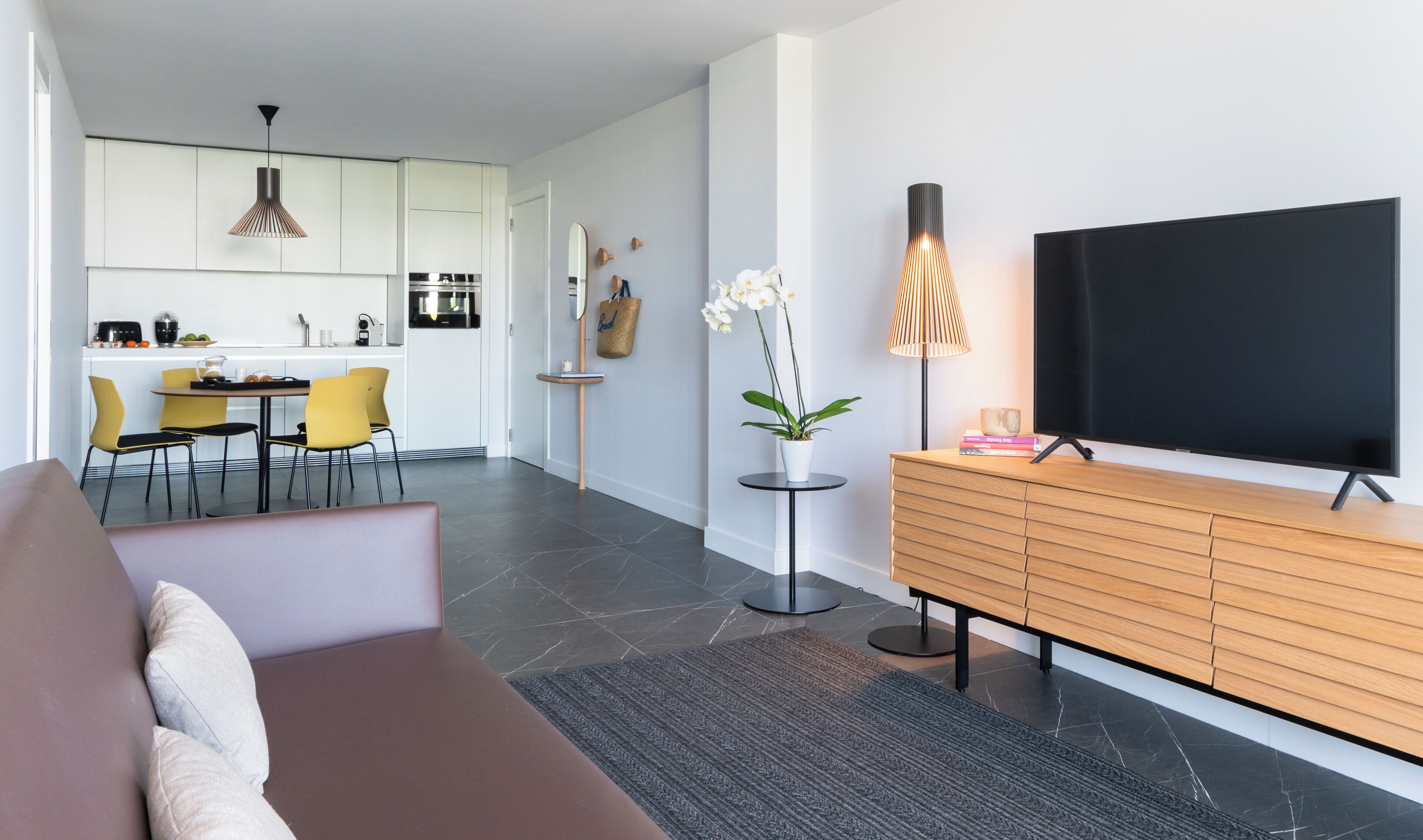Apartamento, 2 quartos, vista para o mar, de frente para a praia | Área de estar | TV de tela plana 48 polegadas com canais a cabo, TV, Netflix