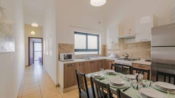 Apartamento, 3 quartos, em frente ao mar | Cozinha privada | Um frigorífico, um micro-ondas, um forno, uma placa de cozinha