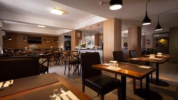 Café da manhã com buffet grátis todos os dias