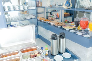 Café da manhã com buffet grátis todos os dias