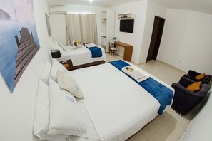 Quarto quádruplo conforto | Banheiro | Chuveiro, produtos de toalete grátis