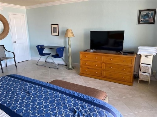 Club Bamboo South Unit 120, Anna Maria Island- Gulf Front Studio, Ocean View, Maximum Occupancy Of 2 People. - Bradenton Beach, FL