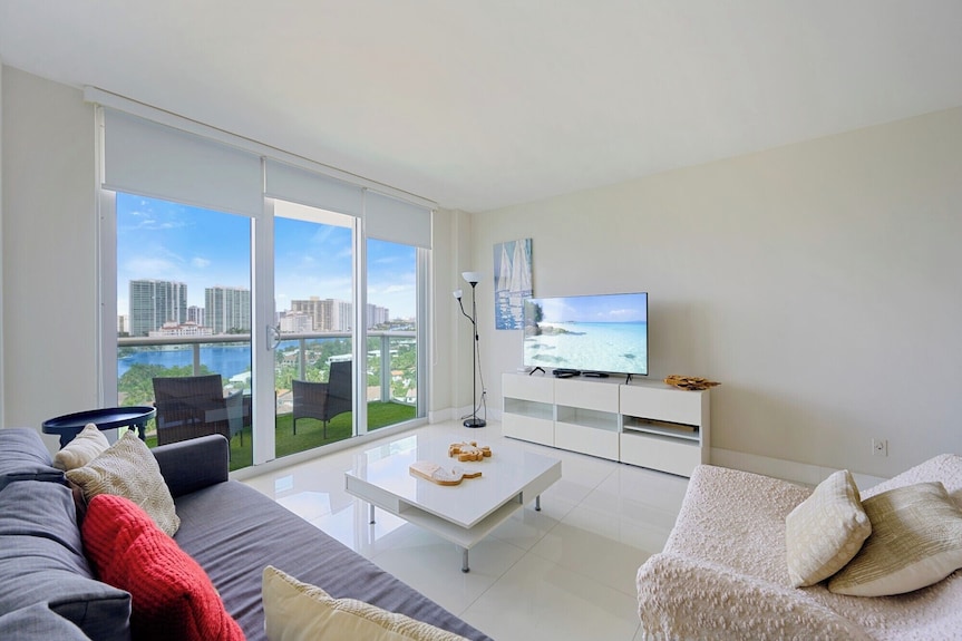 Condominio Moderno Con Vistas A La Bahía. Wifi, Estacionamiento, Tenis, Parque Infantil Y Mucho Más! - Aventura, FL