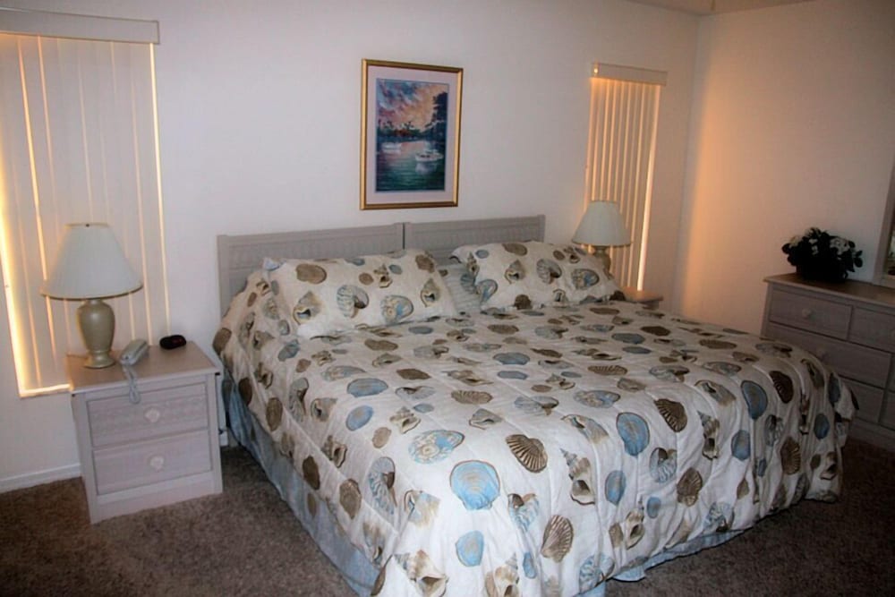4-bedroom Villa With Solar Heated Pool - Florida