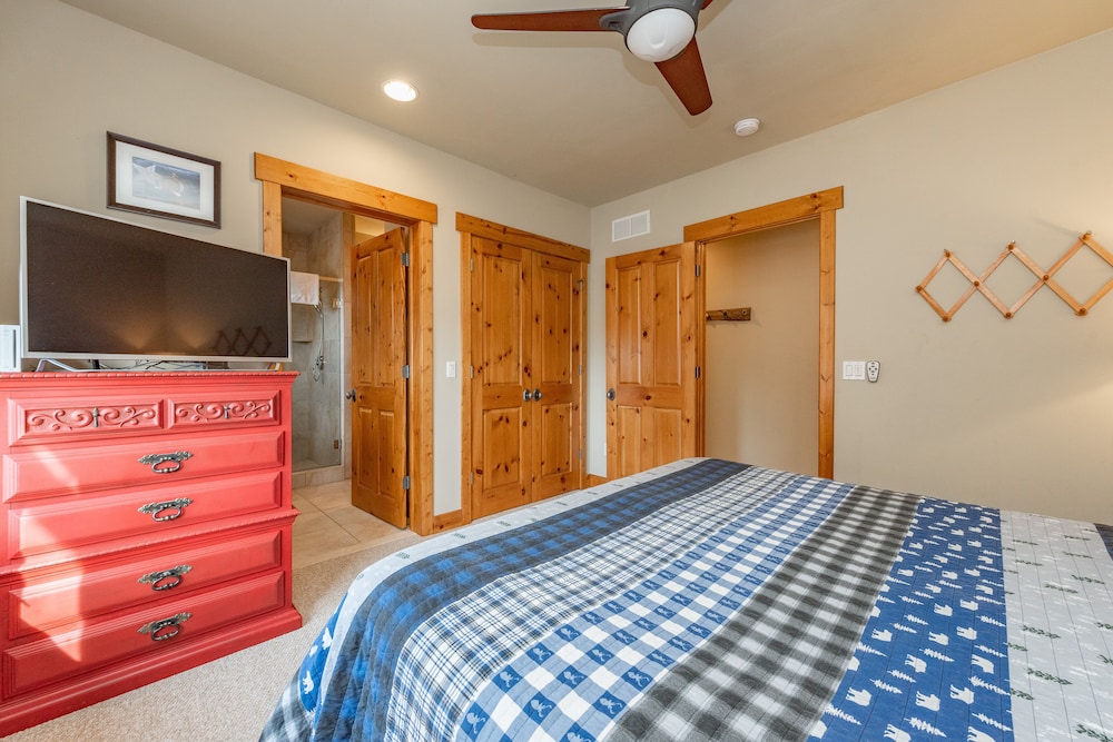 Wispering Timbers: Ski In/ski Out, Hot Tub, Fireplace, Wifi! - Deep Creek Lake, MD