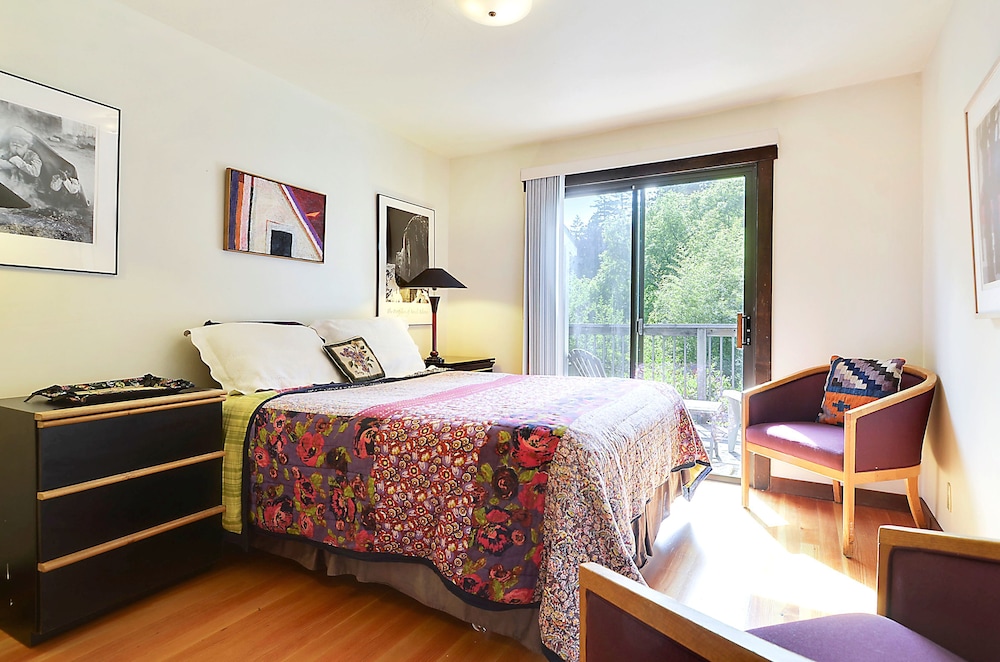 The Boat House ~ Bbq, Dog Run, River Views, Walk To Sandy Beach! - Guerneville, CA