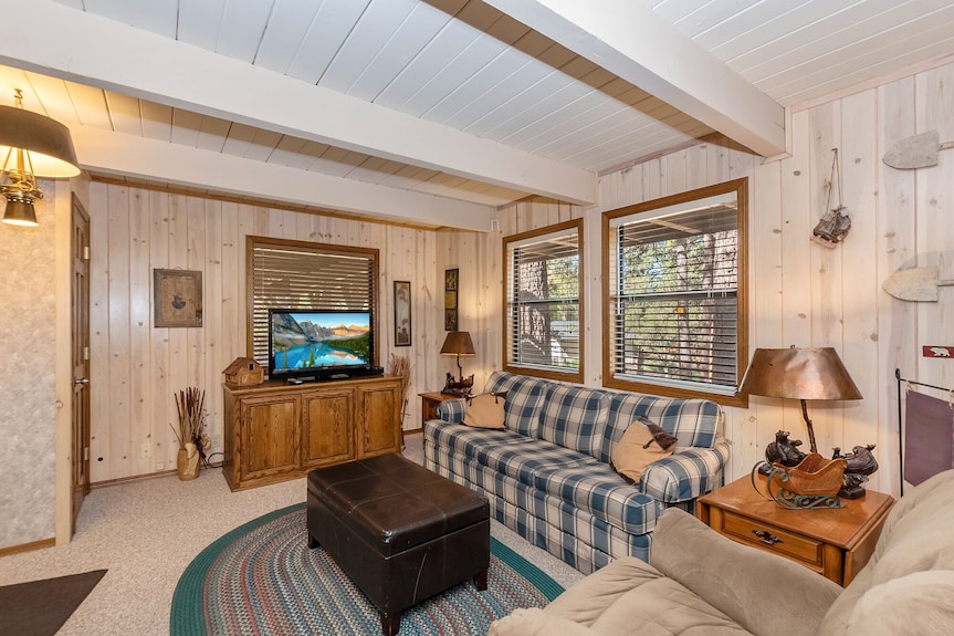 Whispering Bear Lodge By Destination Big Bear : Pool Table! Foosball! Views! Internet! Deck! - California