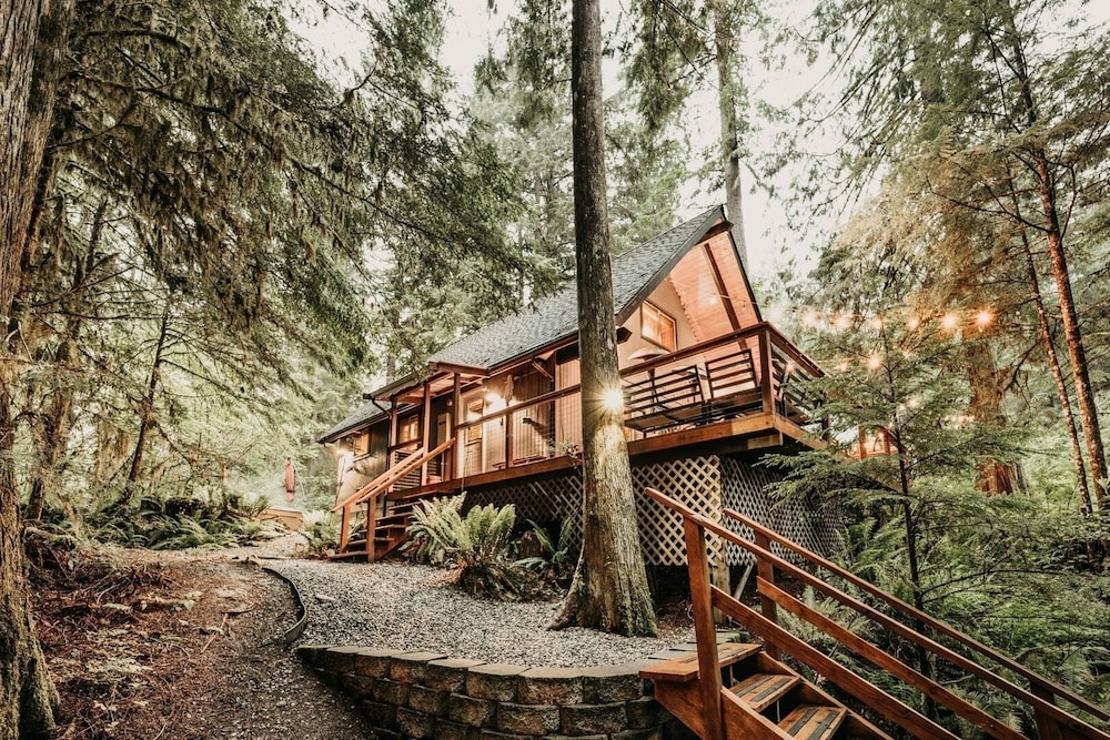 Snowline Cabin #98 - Hot Tub - Wi-fi - Cozy! - Glacier, WA