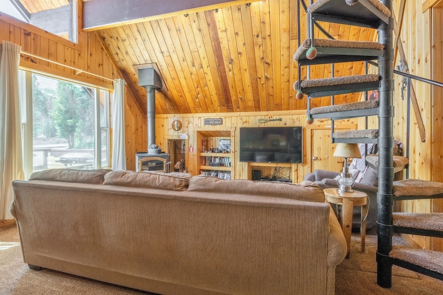 Chalet #2, Charming Ski In/ Ski Out Steps To The M - June Lake, CA
