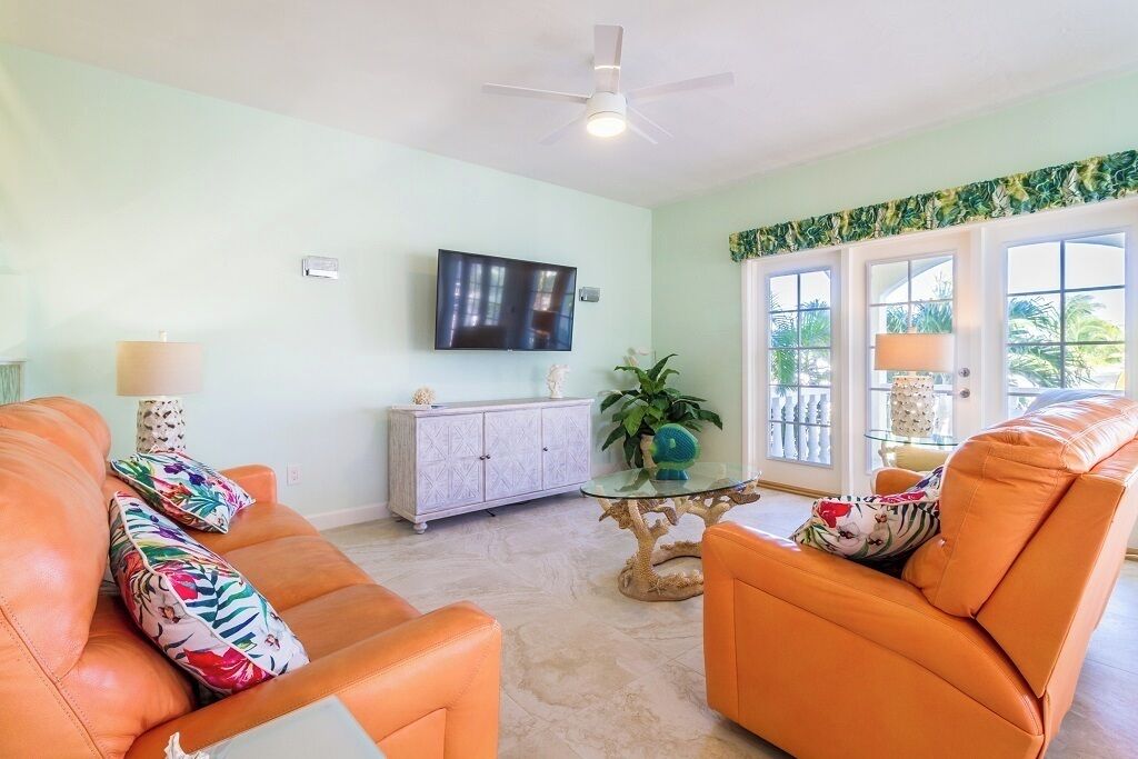 P72 - Charming 4 Bedroom, 2 Bath Duplex With Deep Water Dockage And Cabana Club Access. - Florida Keys, FL