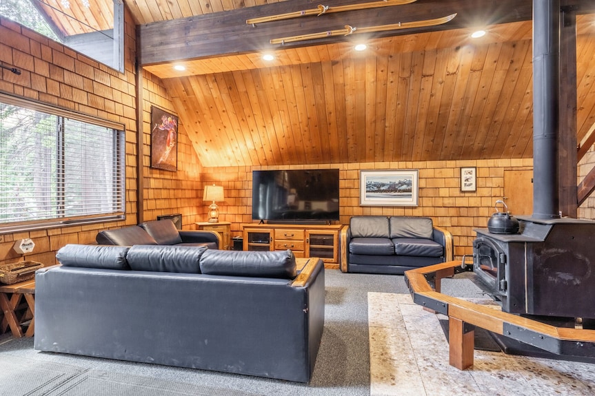 Chalet #4, Slope Side Ski In Ski Out Spacious Fami - 六月湖