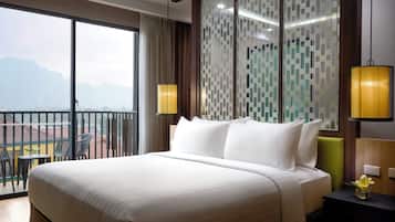 Quarto luxo, 1 cama King, sacada, vista para a cidade | Roupas de cama premium, frigobar, cofres nos quartos