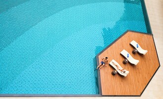 Piscina exterior, guarda-sóis, espreguiçadeiras 
