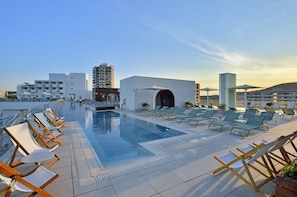 2 piscinas exteriores, espreguiçadeiras 