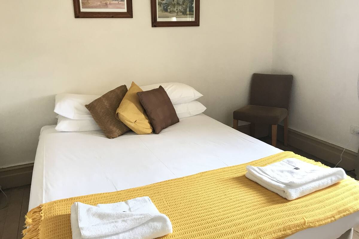 Quarto Clássico, 1 cama queen-size | Wi-fi grátis, roupa de cama fornecida 