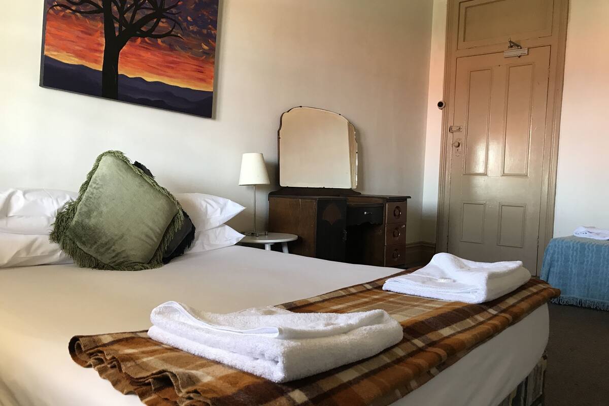 Quarto Duplo | Wi-fi grátis, roupa de cama fornecida 