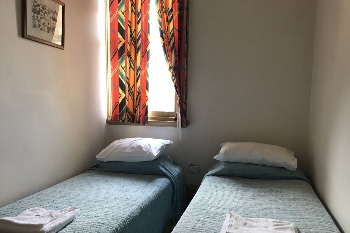 Quarto Standard (Two Single Beds) | Wi-fi grátis, roupa de cama fornecida 