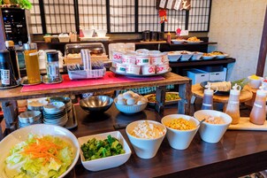 Uma mesa de buffet com diversos alimentos e acompanhamentos.