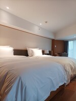 Quarto Twin Superior | Roupa de alta qualidade, edredões de penas, secretária 