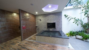 Quarto casal luxo | Banheiro | Banheira e chuveiro separados, produtos de toalete grátis