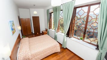Quarto Duplo ou Twin Básico | Cofre no quarto, secretária, Wi-fi grátis, roupa de cama fornecida