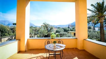 Quarto Clássico com Cama de Casal, vista para o mar | Cofre no quarto, secretária, Wi-fi grátis, roupa de cama fornecida