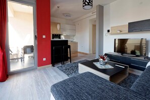 Apartamento, 1 quarto, vista para o mar | Área de estar | TV de tela plana