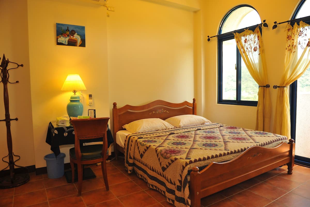 Quarto casal galeria, 1 cama de casal, sacada | Individualmente mobiliados, escrivaninha, cortinas blackout