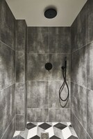 Suite Royal, cozinha | Duche na casa de banho