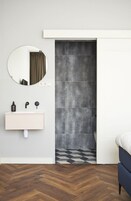 Suite Standard, 1 cama queen-size | Casa de banho | Um polibã, um chuveiro fixo, artigos de higiene pessoal grátis 