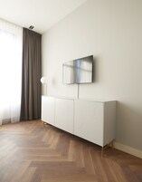 Suíte standard, 1 cama Queen | Cofres nos quartos, escrivaninha, ferros/tábuas de passar roupa