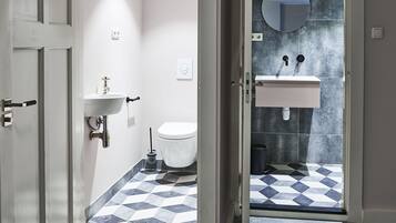 Suite Royal, cozinha | Casa de banho | Um polibã, um chuveiro fixo, artigos de higiene pessoal grátis