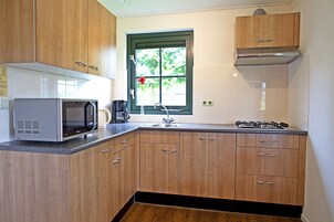 Casa conforto, 3 quartos, vista para o lago, ao lado do lago | Cozinha privada | Geladeira grande, micro-ondas, cooktop, chaleira elétrica