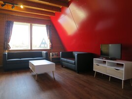 Casa de campo clássica, 3 quartos, vista para o lago (Vissershuisje) | Área de estar | TV de tela plana