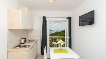 Apartamento Comfort, 1 quarto, varanda, vista para o mar | Kitchenette privada | Um frigorífico, um micro-ondas, uma placa de cozinha