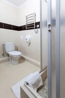 Quarto duplo conforto, 1 quarto | Banheiro | Chuveiro, produtos de toalete grátis, secador de cabelo