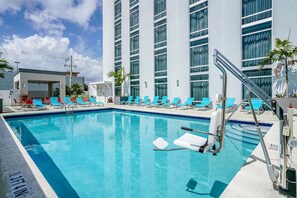 Piscina exterior, da(s) 8:00 à(s) 18:00, guarda-sóis, espreguiçadeiras 