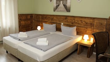 Quarto Duplo Standard | Secretária, Wi-fi grátis, roupa de cama fornecida
