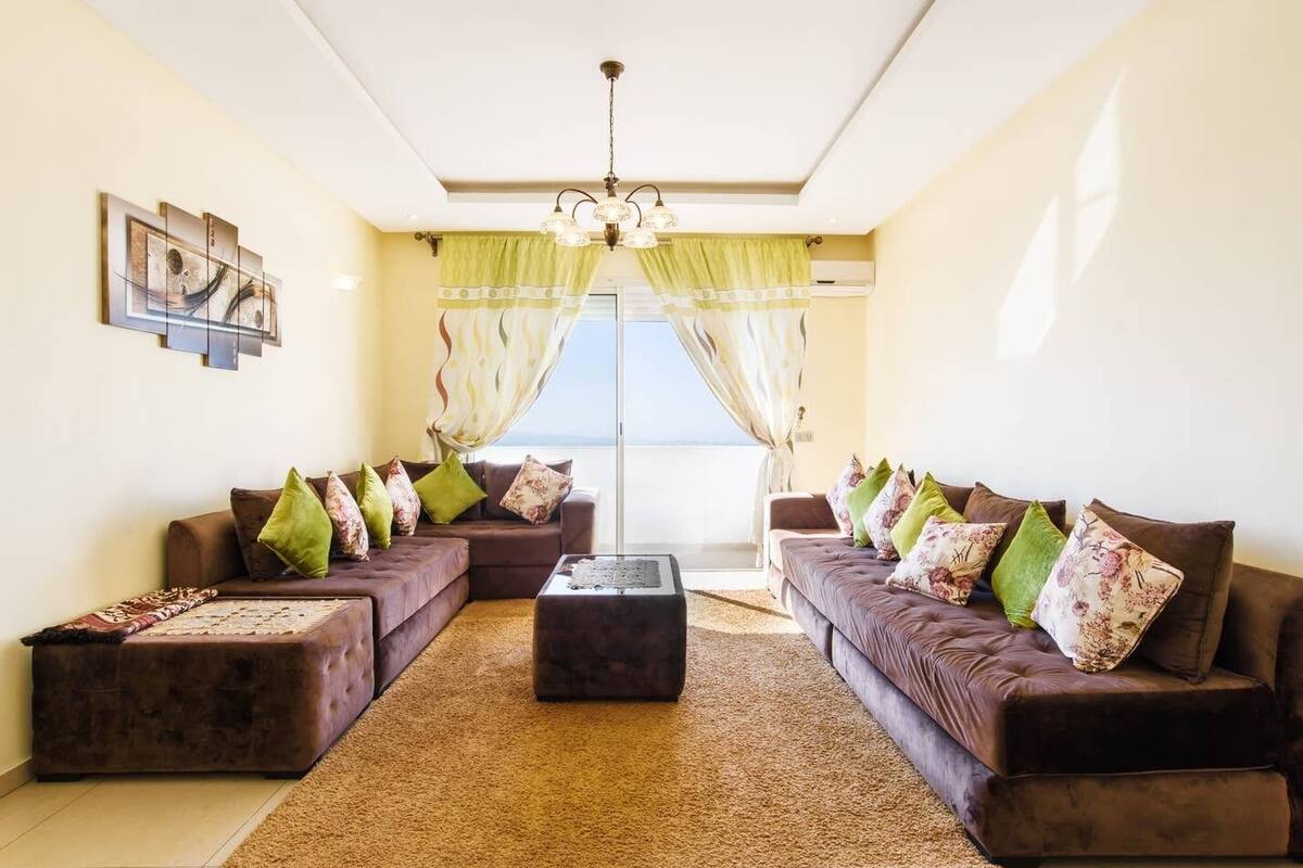 Apartamento de Luxo, 3 quartos, Vista para a cidade | Sala de estar | Televisor plasma de 32 polegadas com canais via satélite, televisor