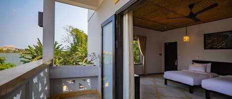 Quarto Duplo ou Twin Deluxe, varanda, vista para o rio | Roupa de alta qualidade, minibar, cofre no quarto, secretária