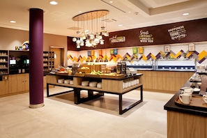 Café da manhã com buffet grátis nos fins de semana