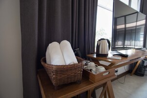 Cofre no quarto, secretária, cortinas/cortinados opacos 